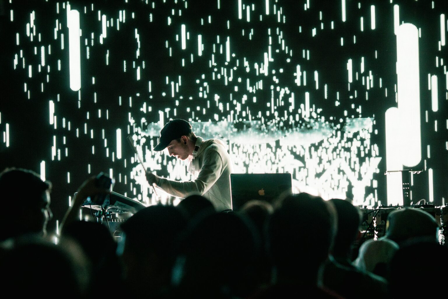 Essential Guide to DJ Visuals for Stunning Live Performances